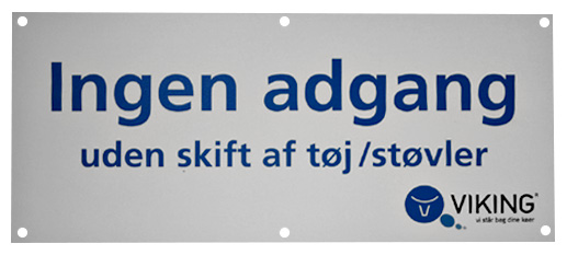 Indgangsskilt, tydelig anvisning af indgang og krav.
